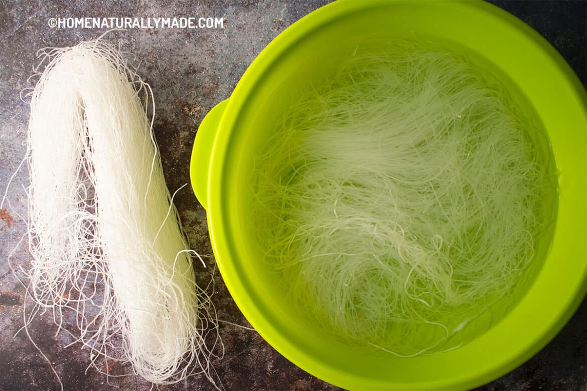 Spinach DanJiao FenSi Soup {菠菜蛋饺粉丝汤} - HomeNaturallyMade
